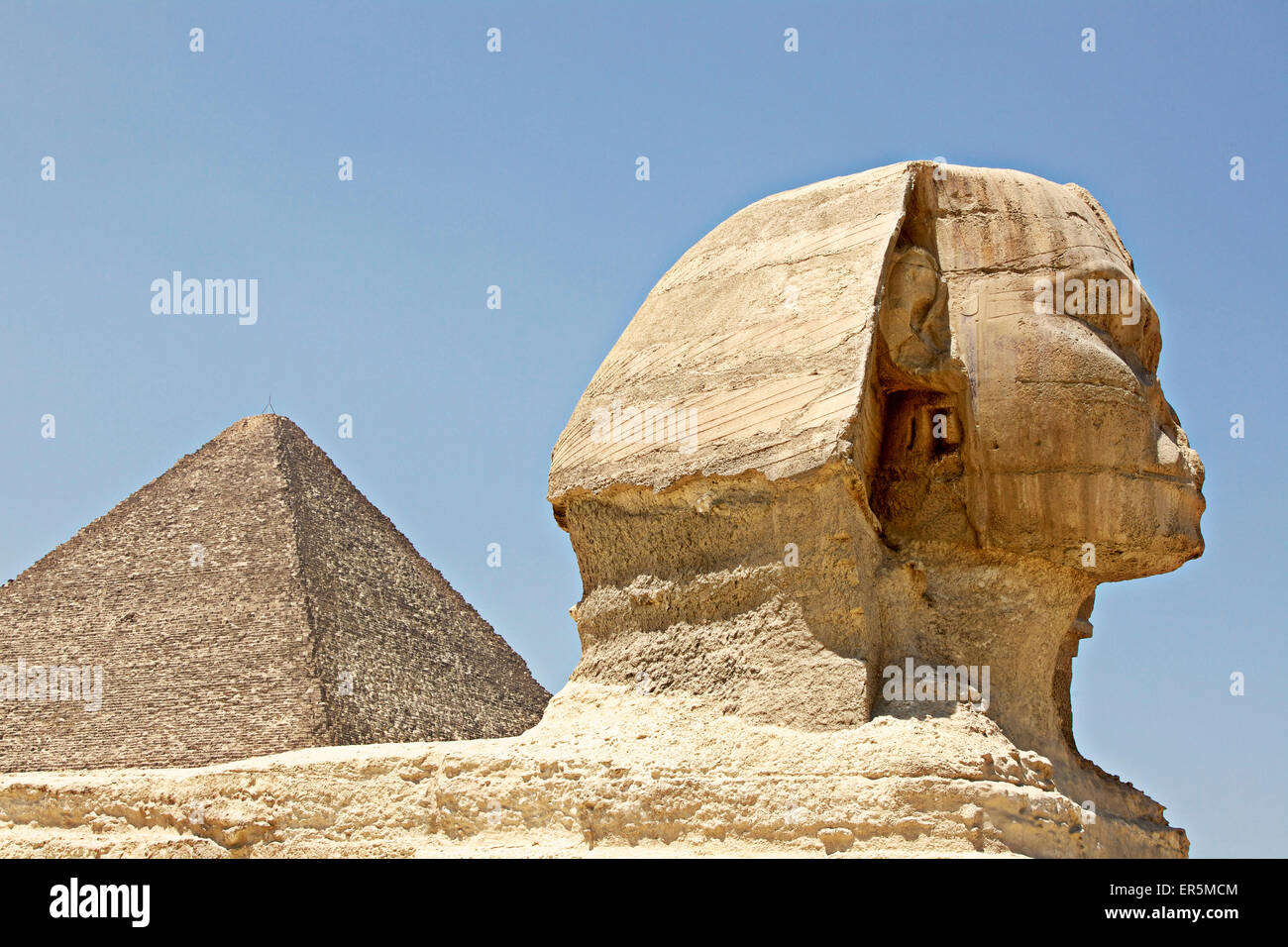 Great Sphinx, Pyramid of Cheops in background, Gizeh, Giza Governorate ...