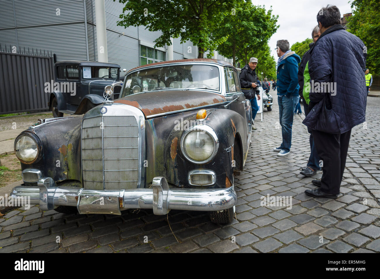 Battered car hi-res stock photography and images - Alamy