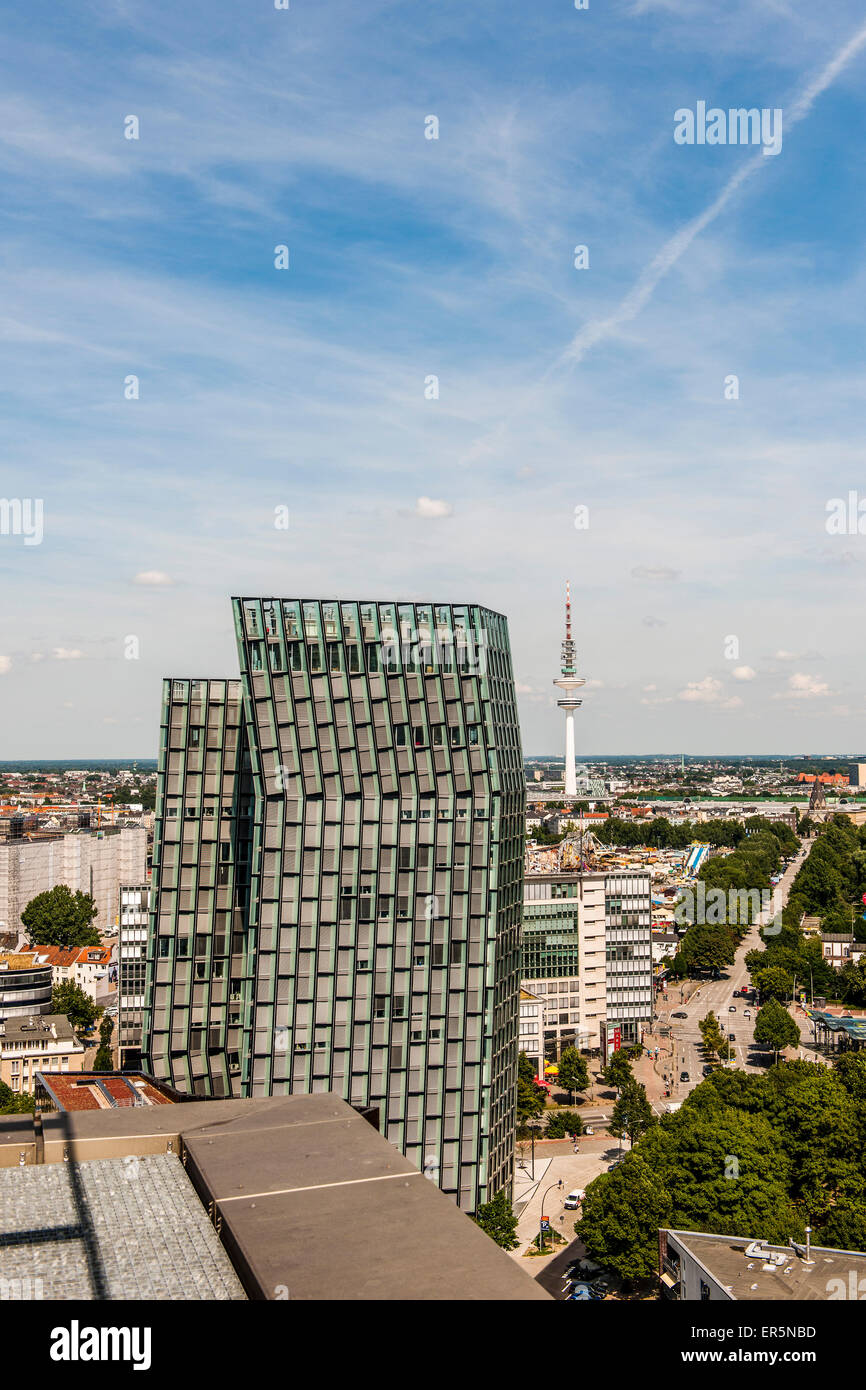 View to the Hamburger Television tower and the Tanzende Turme office ...