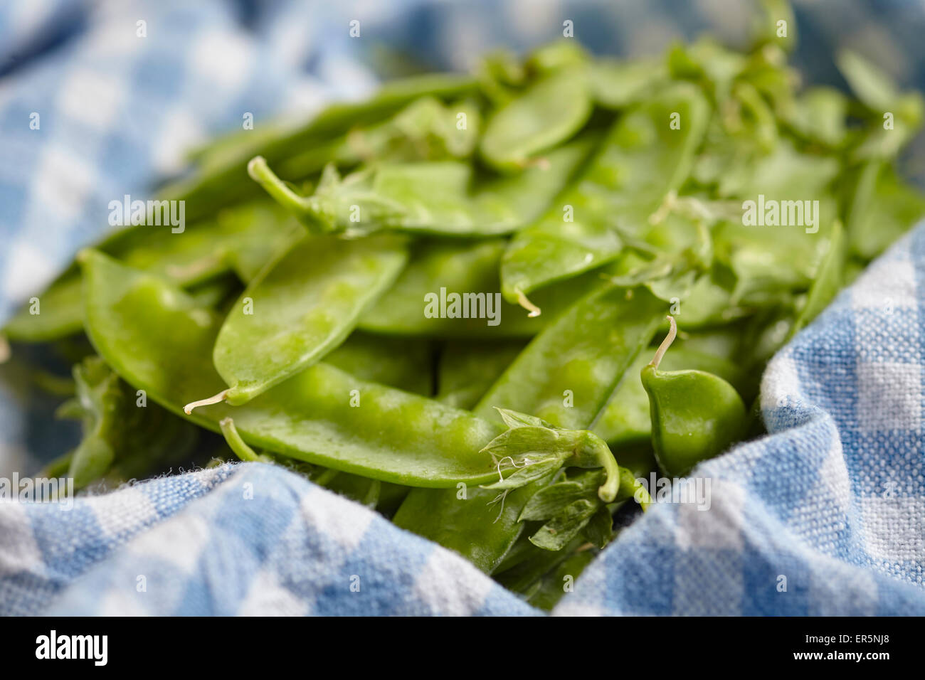 fresh pea pods Stock Photo - Alamy