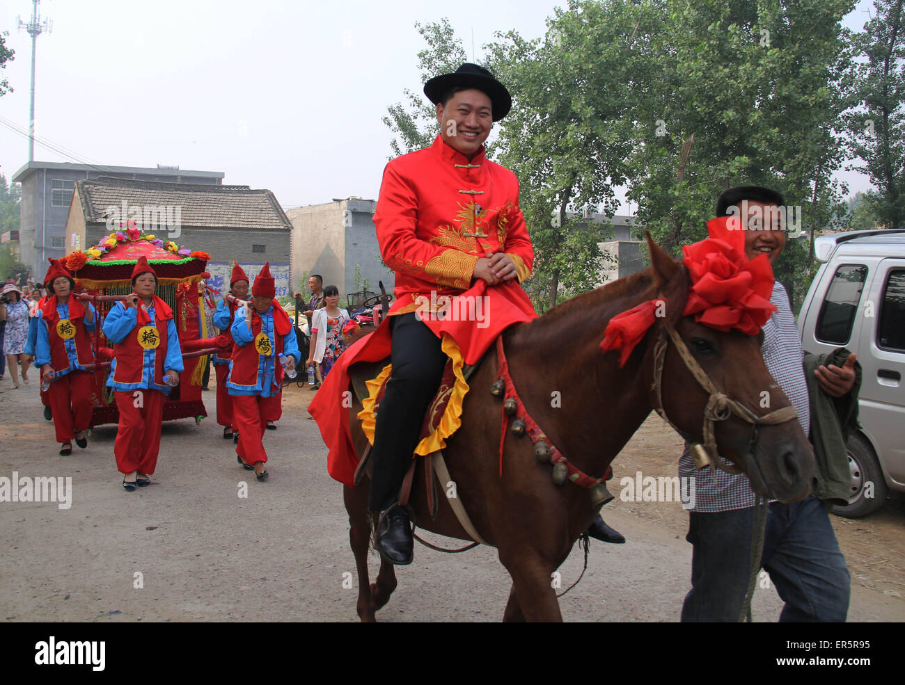 Chinese bride in sedan chair hi-res stock photography and images - Alamy