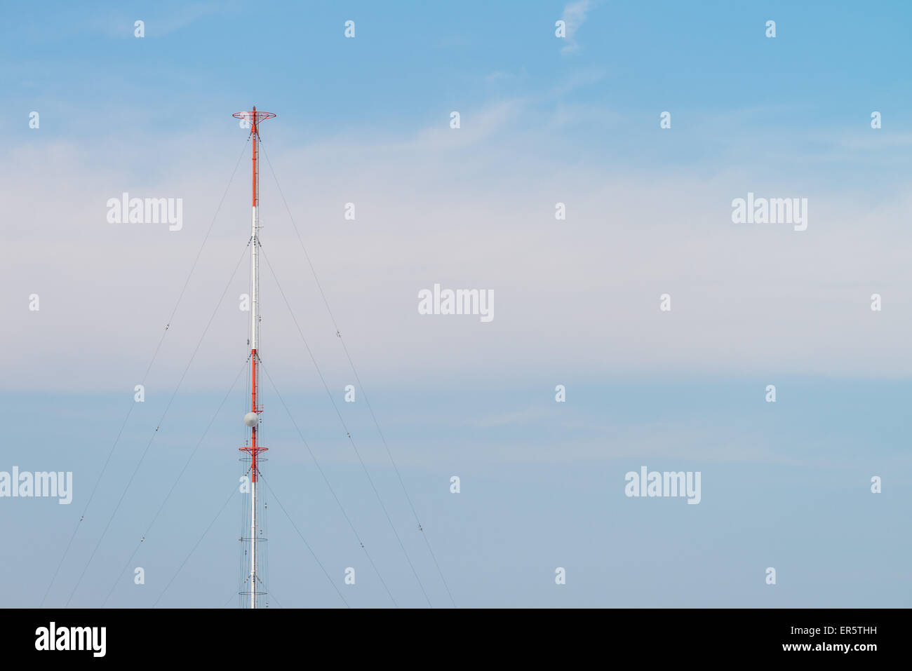 Red and white radio tower hi-res stock photography and images - Alamy