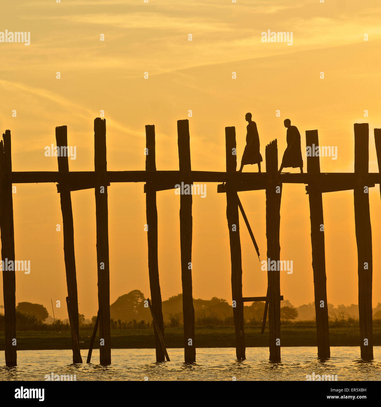 Silhouette two people walking bridge hi-res stock photography and ...