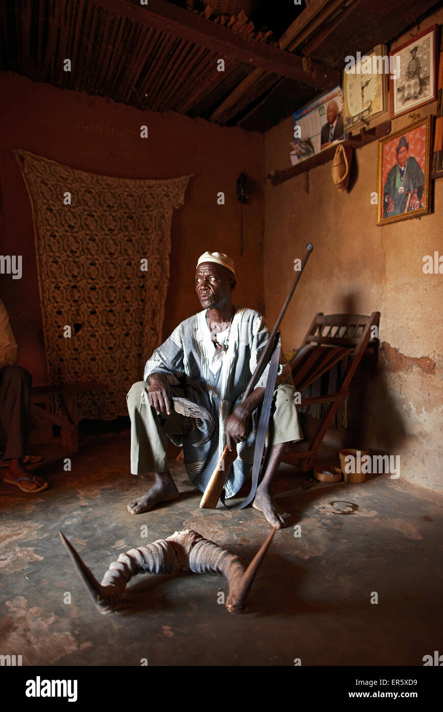 Benin costume hi-res stock photography and images - Alamy
