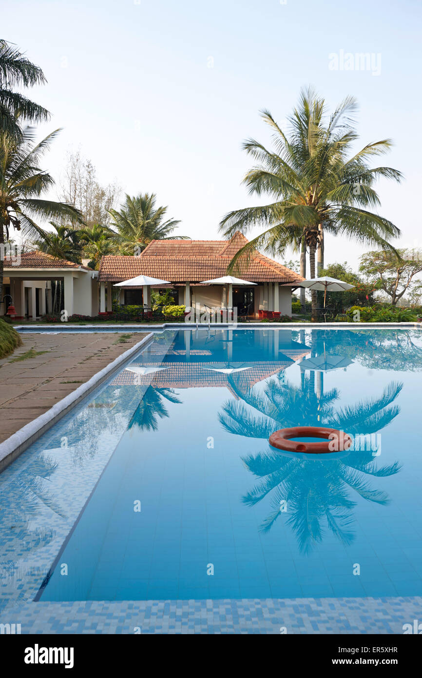 Restaurant by the pool hi-res stock photography and images - Alamy