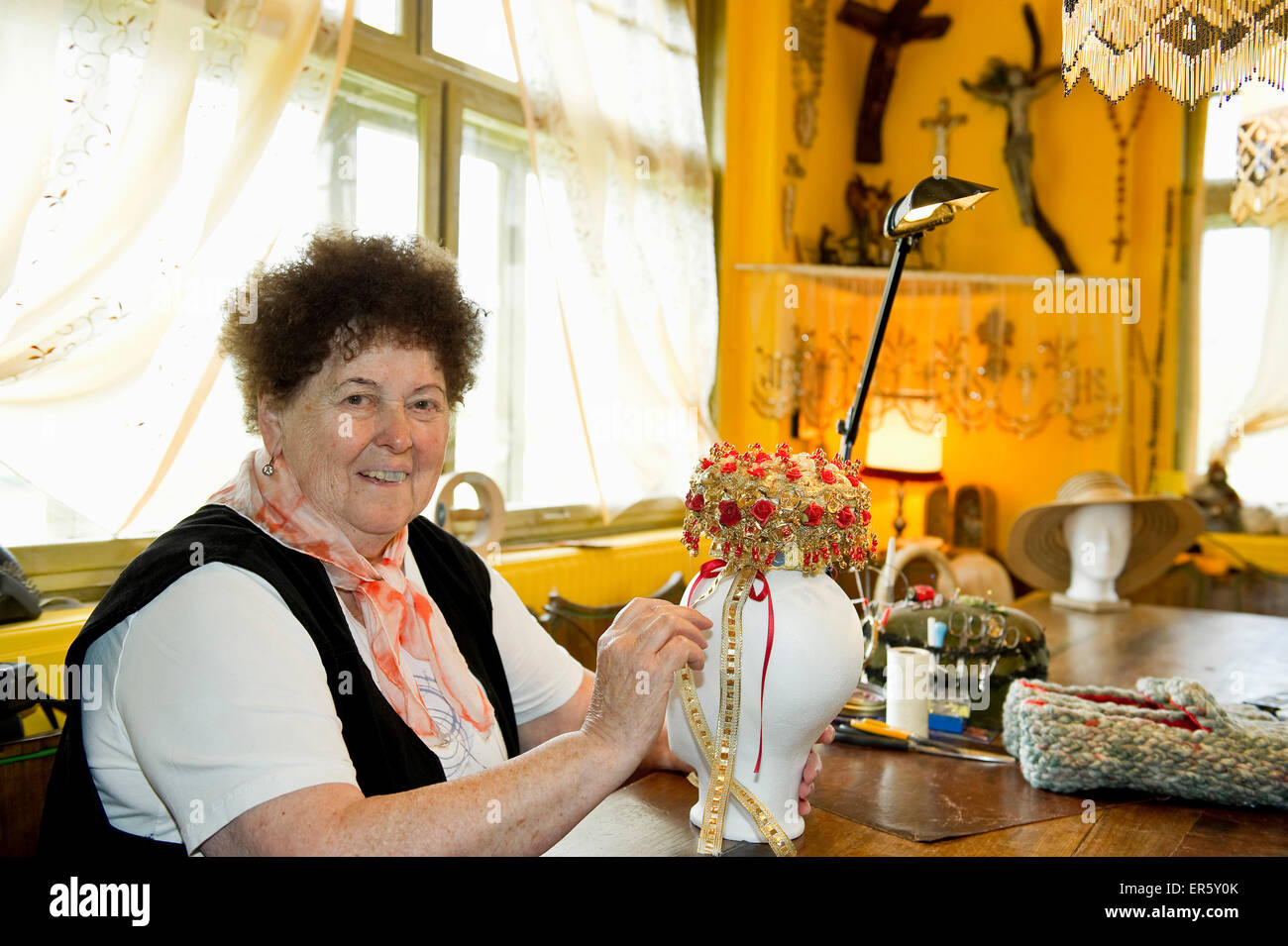 Mrs Reichenbach in the Heimethus local history museum for handicrafts ...