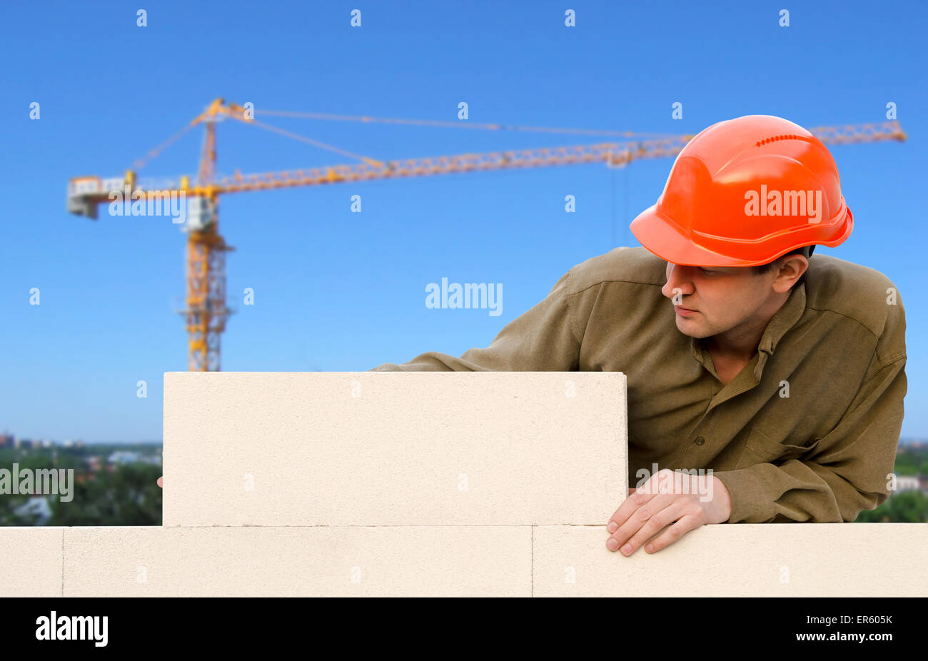 worker builds a wall Stock Photo - Alamy