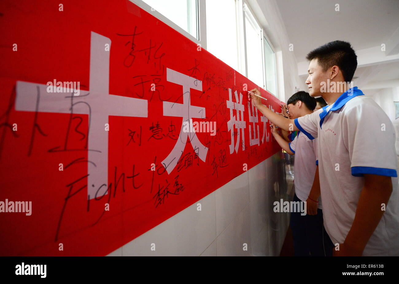 Cangzhou, China's Hebei Province. 28th May, 2015. Students sign on a ...