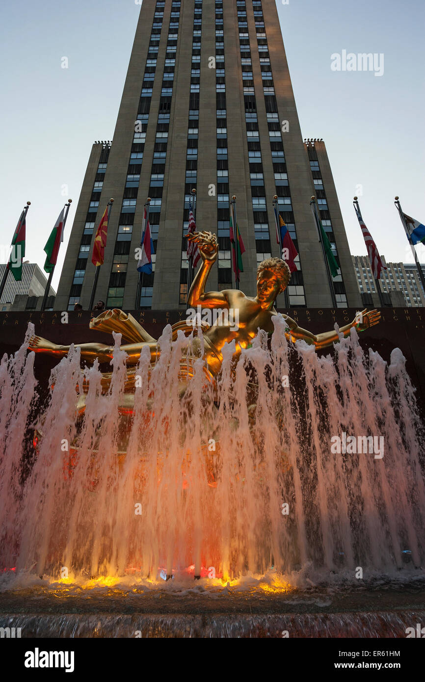 Prometheus sculpture by Paul Manship, Rockefeller Center, Manhattan ...