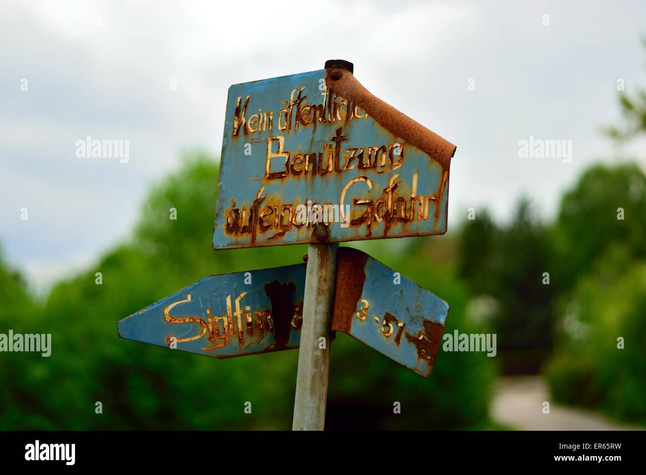 Rusted sign hi-res stock photography and images - Alamy