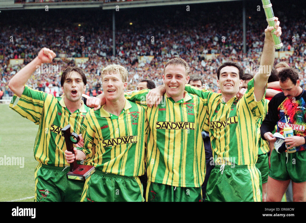 League two play off final wembley hi-res stock photography and images ...