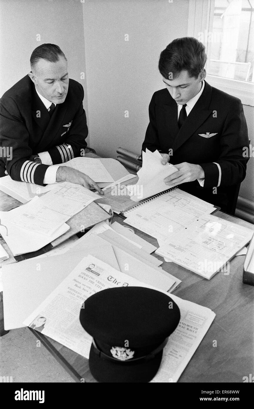 Senior pilot Black and White Stock Photos & Images - Alamy