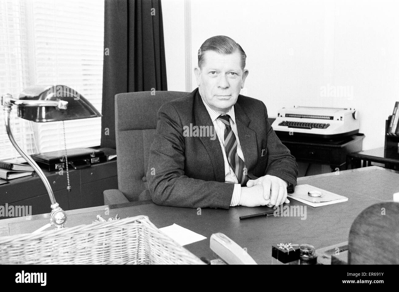 Armed metropolitan police in london hi-res stock photography and images ...