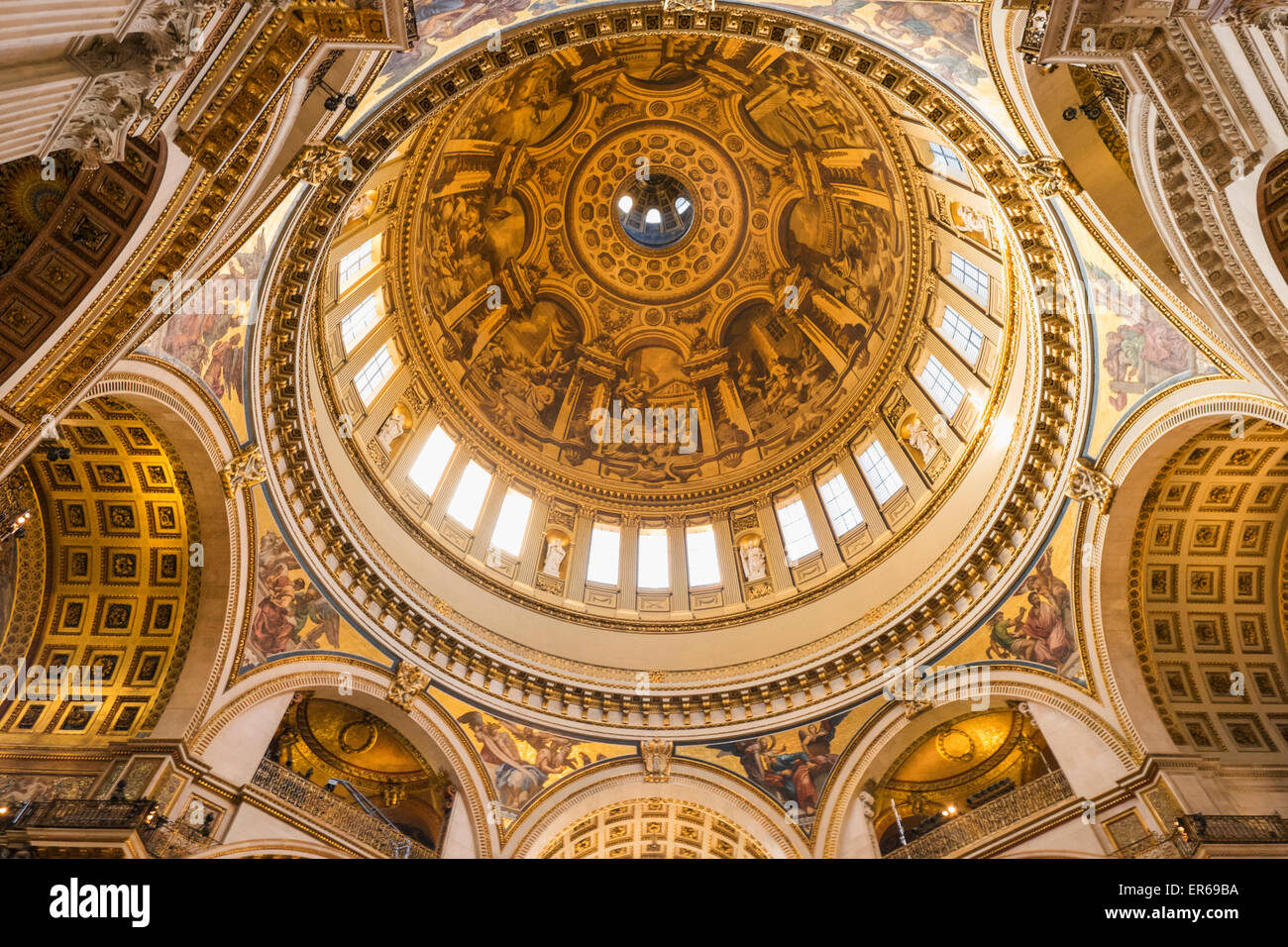 St. paul's cathedral dome interior hi-res stock photography and images - Alamy