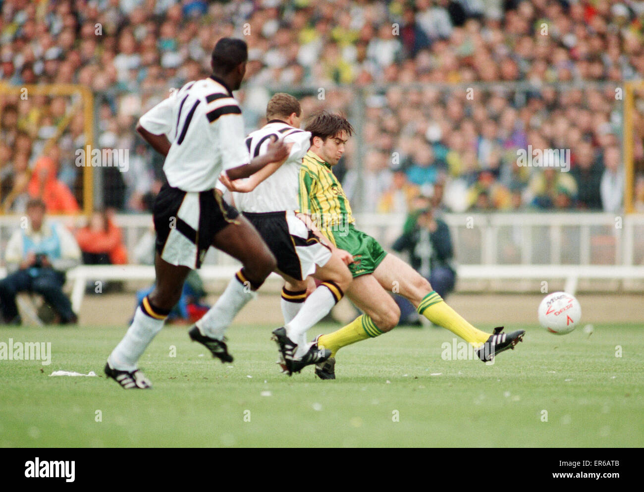 League two play off final wembley hi-res stock photography and images ...