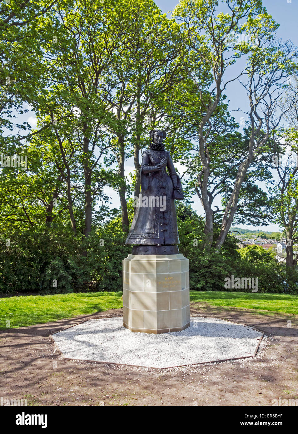 Statue of Mary Queen of Scots at Linlithgow Palace - birth-place of ...