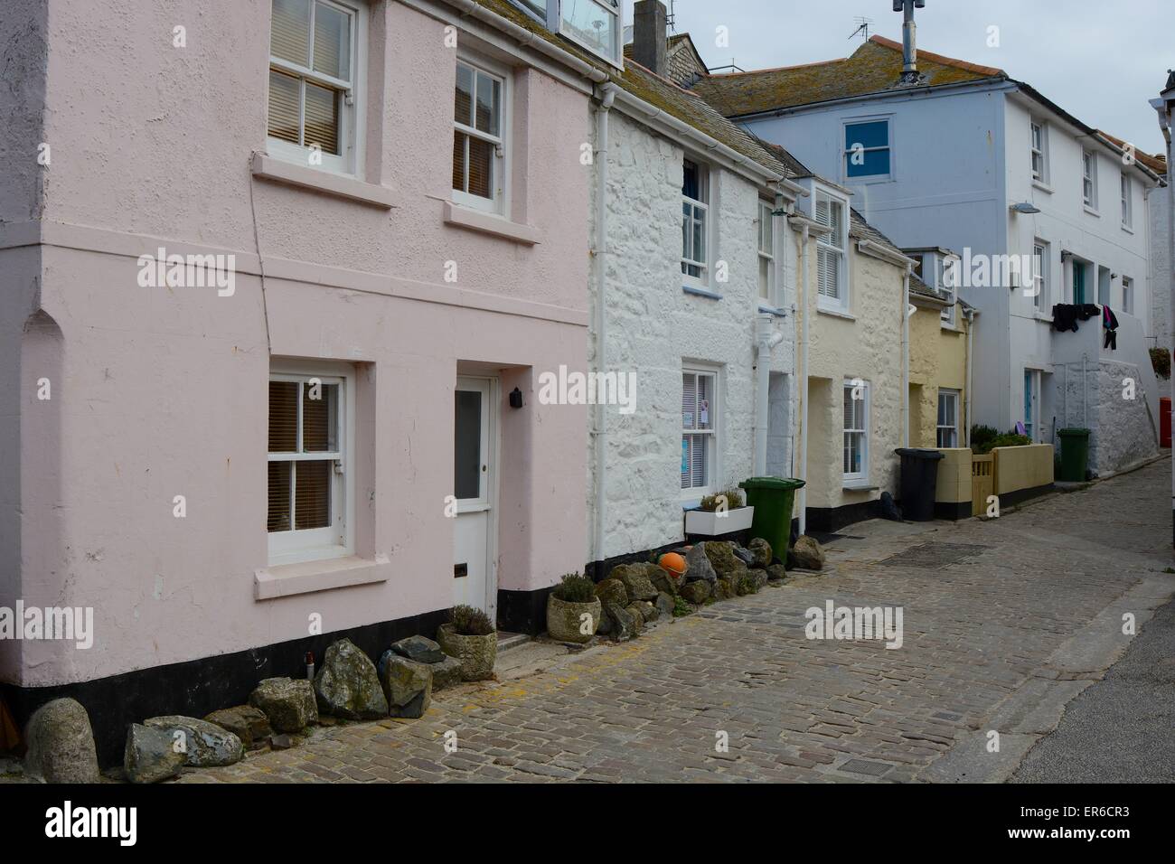 Narrow cobbled street with stone cottages in Saint Ives, Cornwall ...