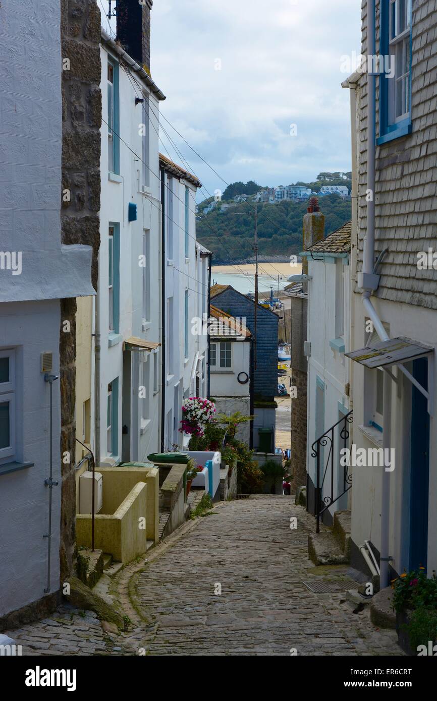 Narrow cobbled street with stone cottages in Saint Ives, Cornwall ...