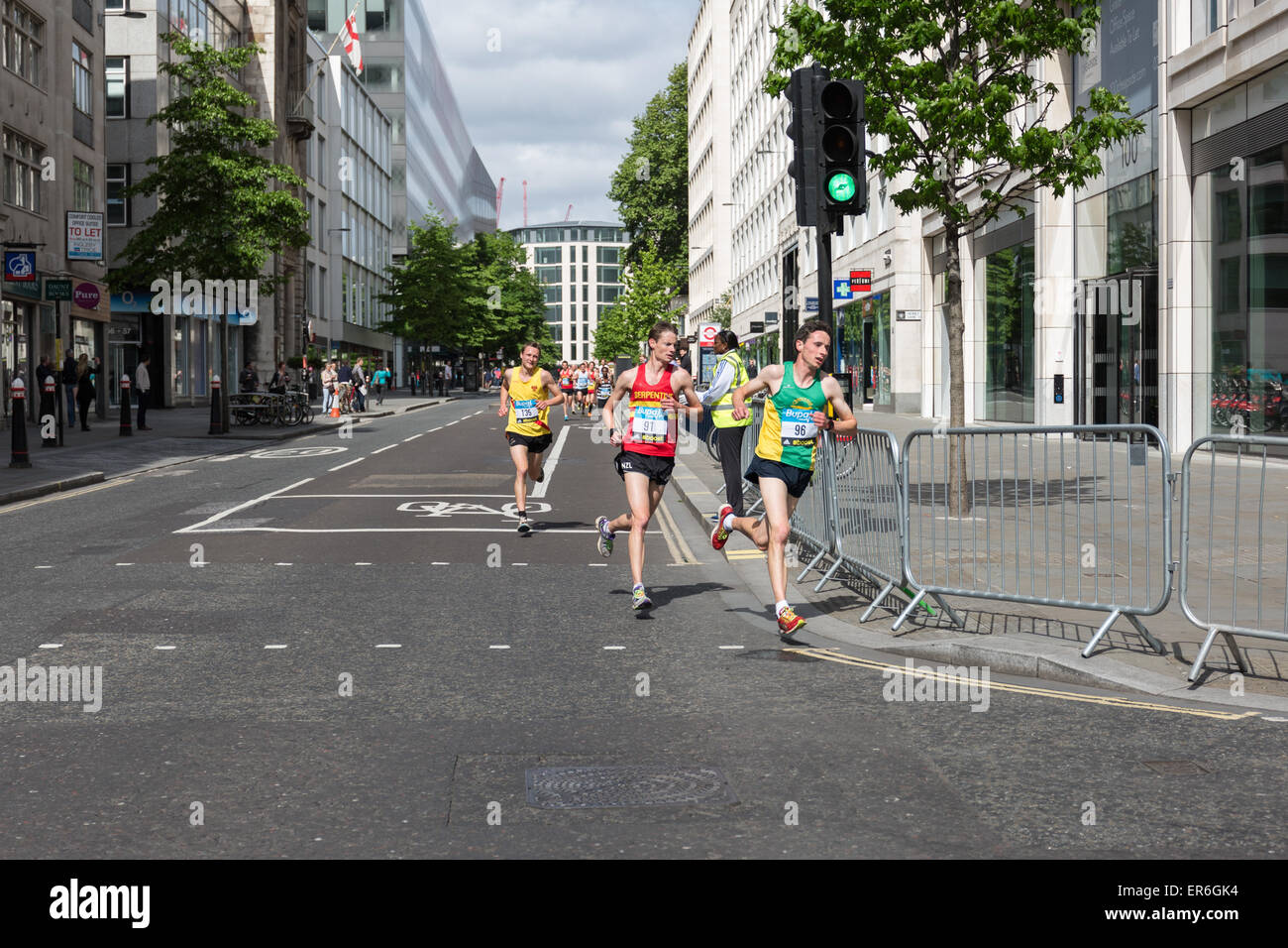 Competitors running bupa london 000 10 hi-res stock photography and ...