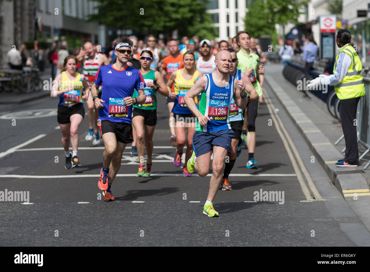 Competitors running bupa london 000 10 hi-res stock photography and ...
