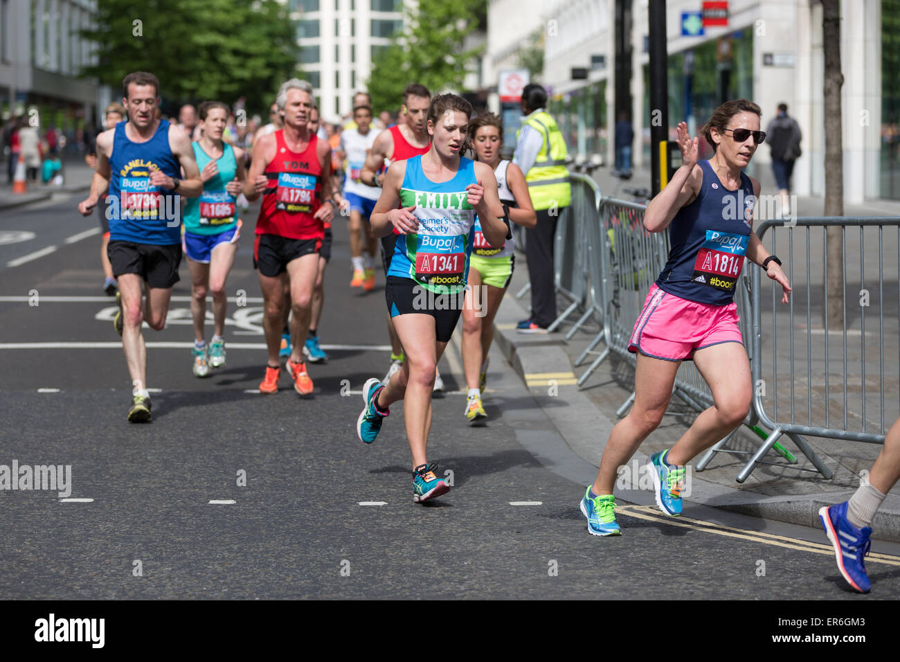 Competitors running bupa london 000 10 hi-res stock photography and ...