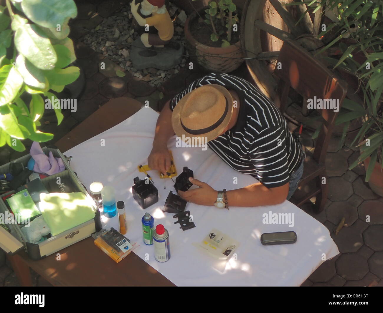 Philippines. 27th May, 2015. Manny Inumerable restoring a Kodak Brownie ...