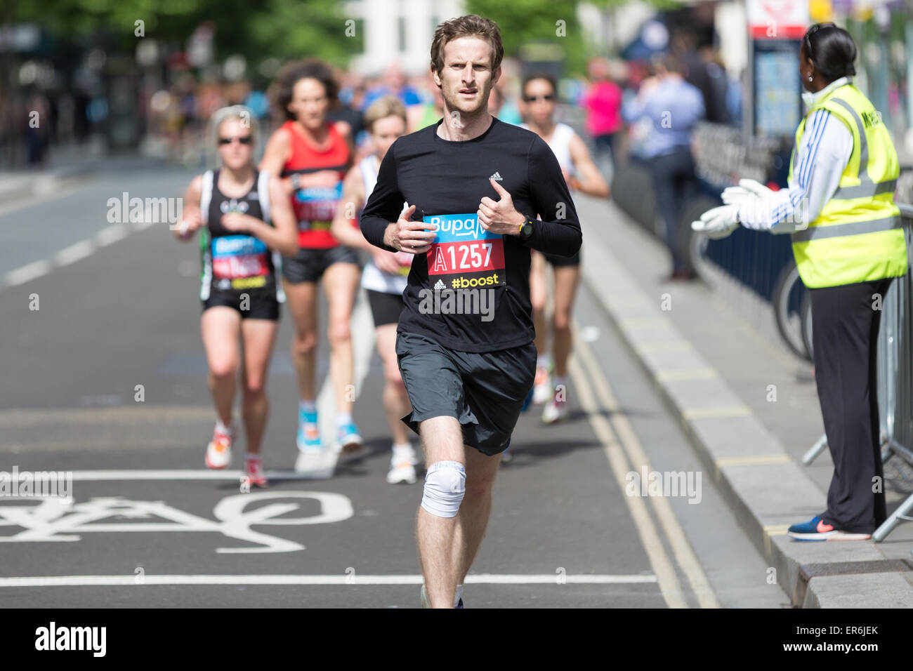 Competitors running bupa london 000 10 hi-res stock photography and ...