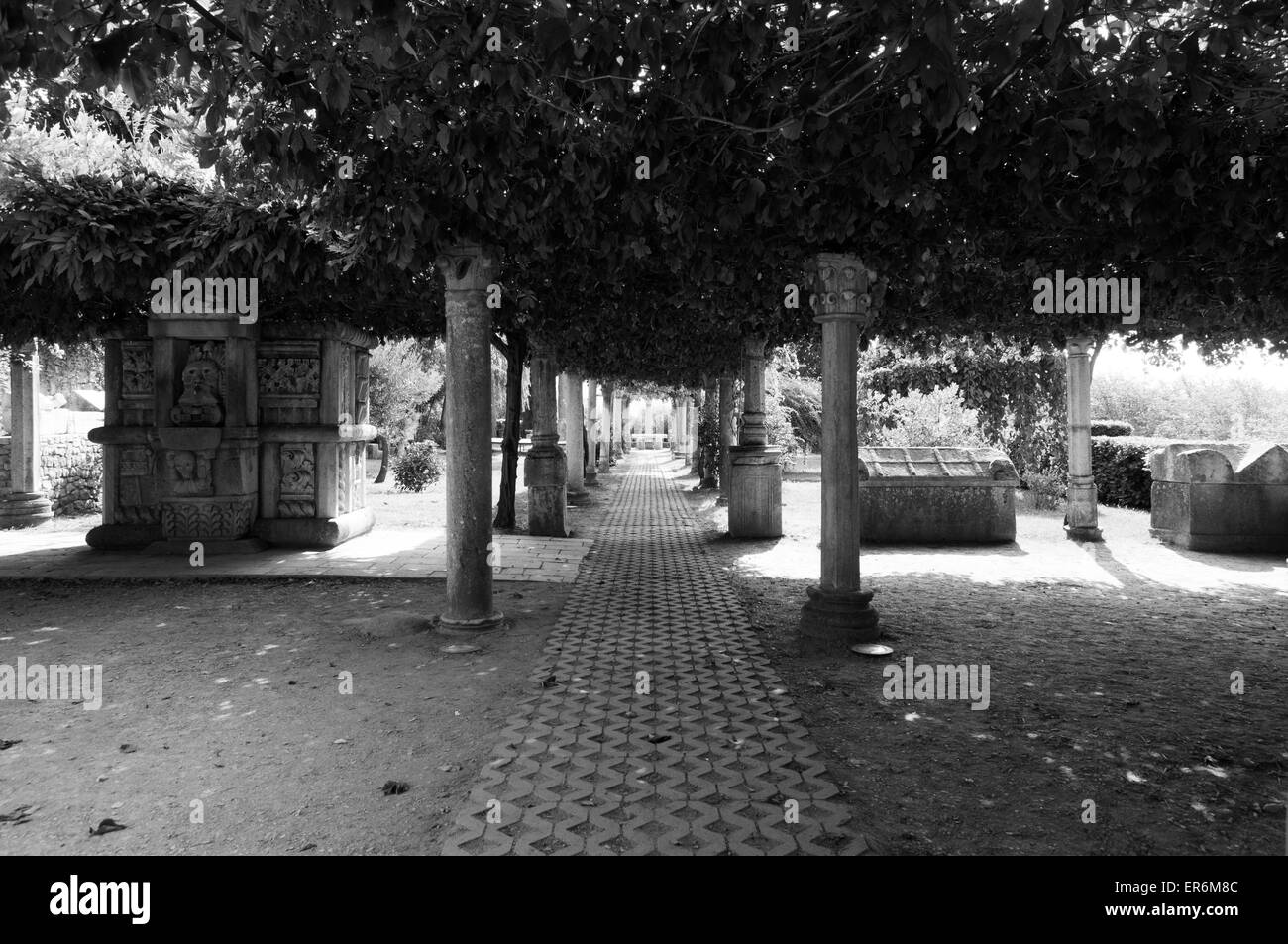 Roman garden hi-res stock photography and images - Alamy