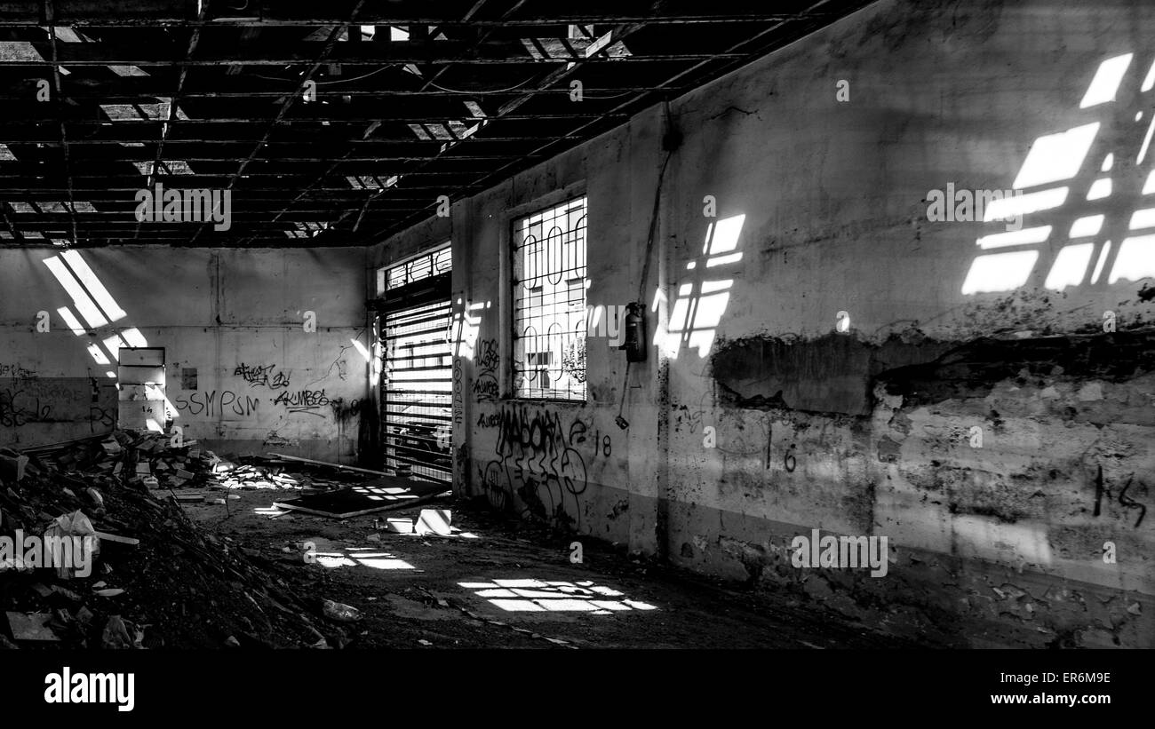 Garage light hi-res stock photography and images - Alamy