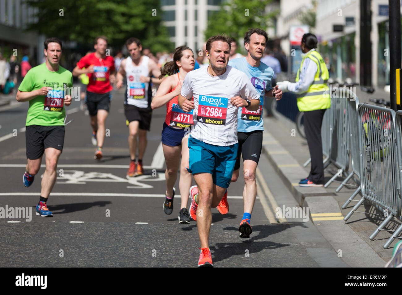 Competitors running bupa london 000 10 hi-res stock photography and ...