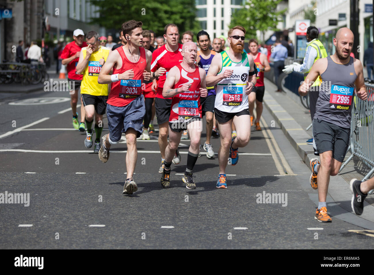 Competitors running bupa london 000 10 hi-res stock photography and ...