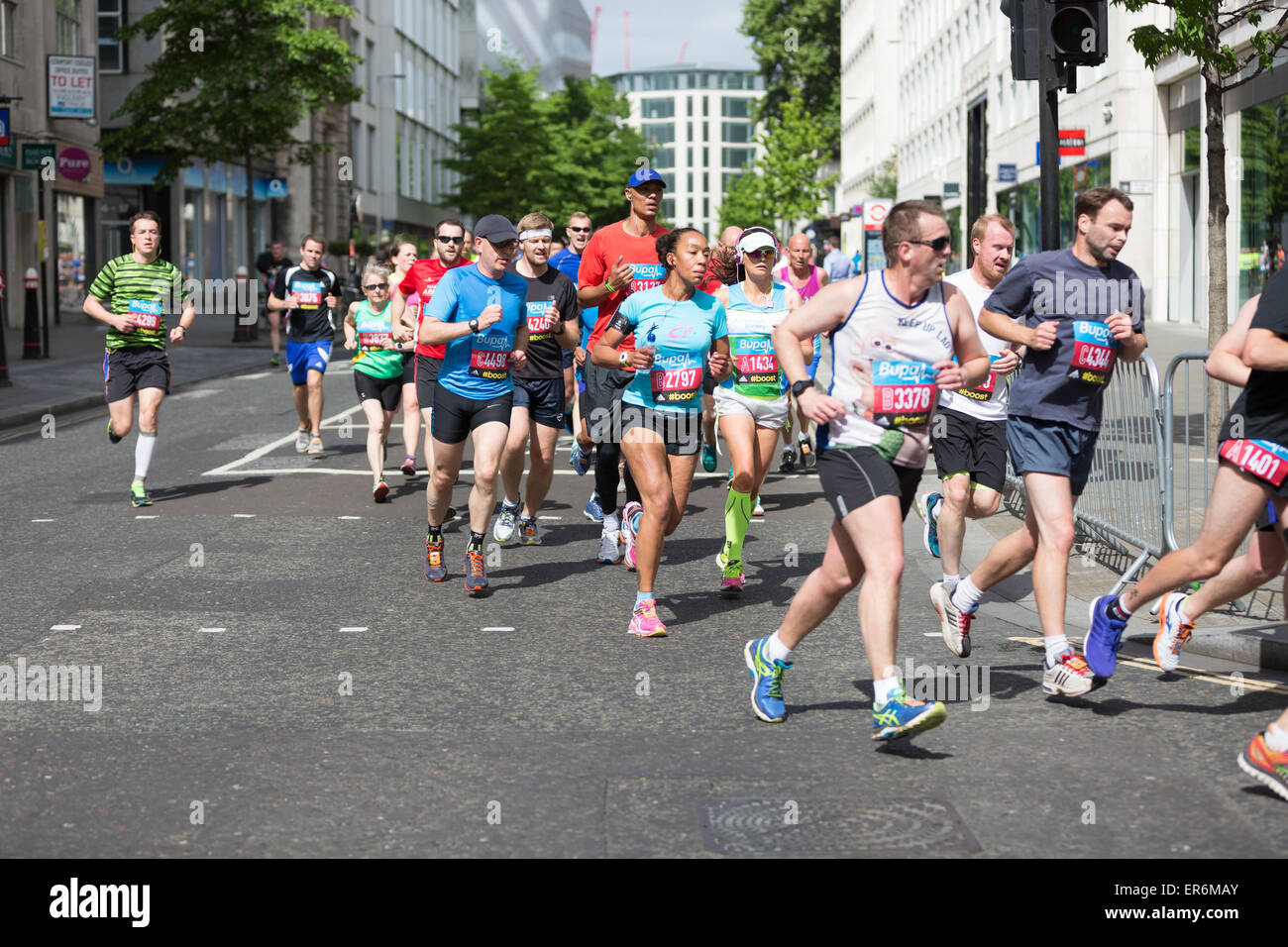 Competitors running bupa london 000 10 hi-res stock photography and ...