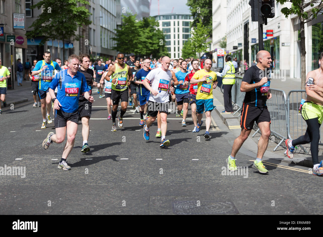 Competitors running bupa london 000 10 hi-res stock photography and ...