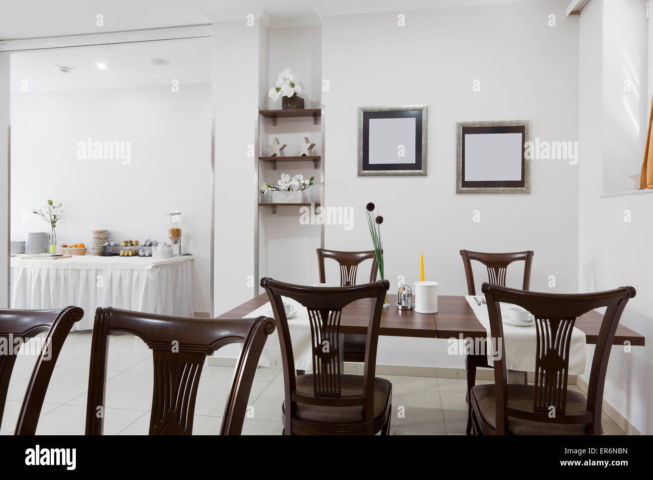 Hotel dining table hi-res stock photography and images - Alamy