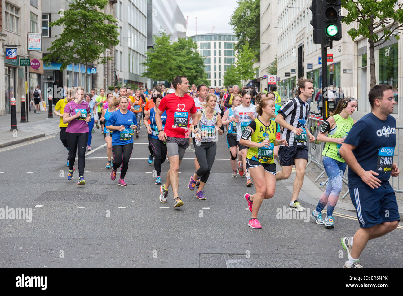 Competitors running bupa london 000 10 hi-res stock photography and ...