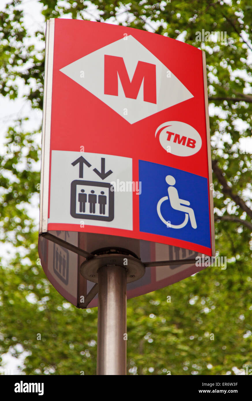 Metro station sign in Barcelona Stock Photo - Alamy