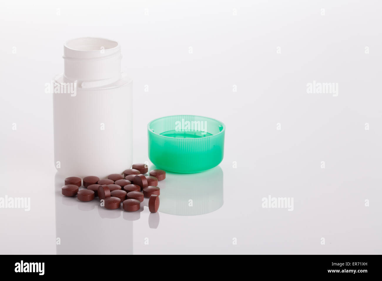 Green medical tablets jar hi-res stock photography and images - Alamy