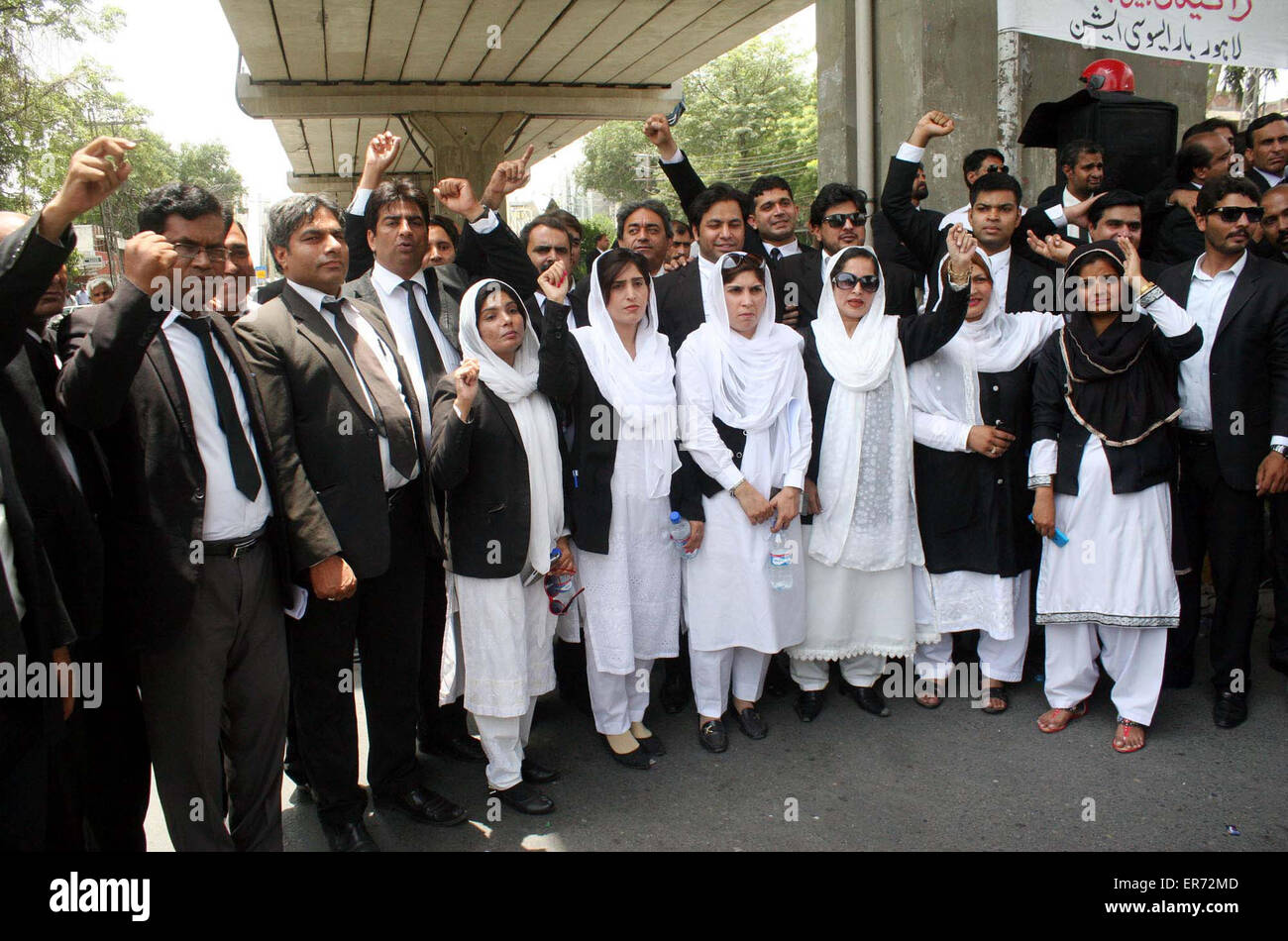 Lawyers chant slogans against Sialkot Daska area incident during ...