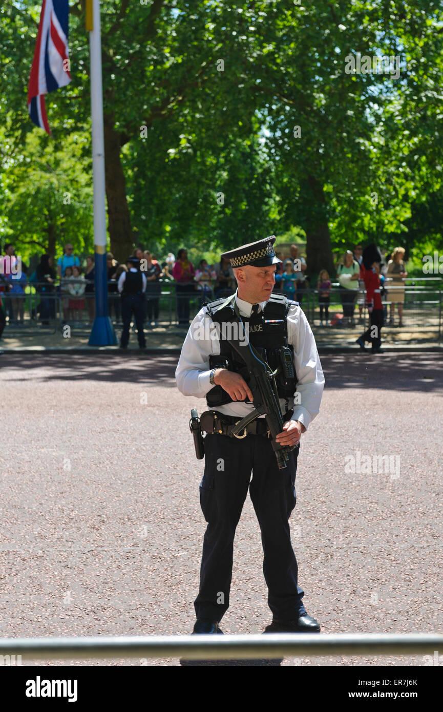An armed police officer on duty in London, England, United Kingdom ...
