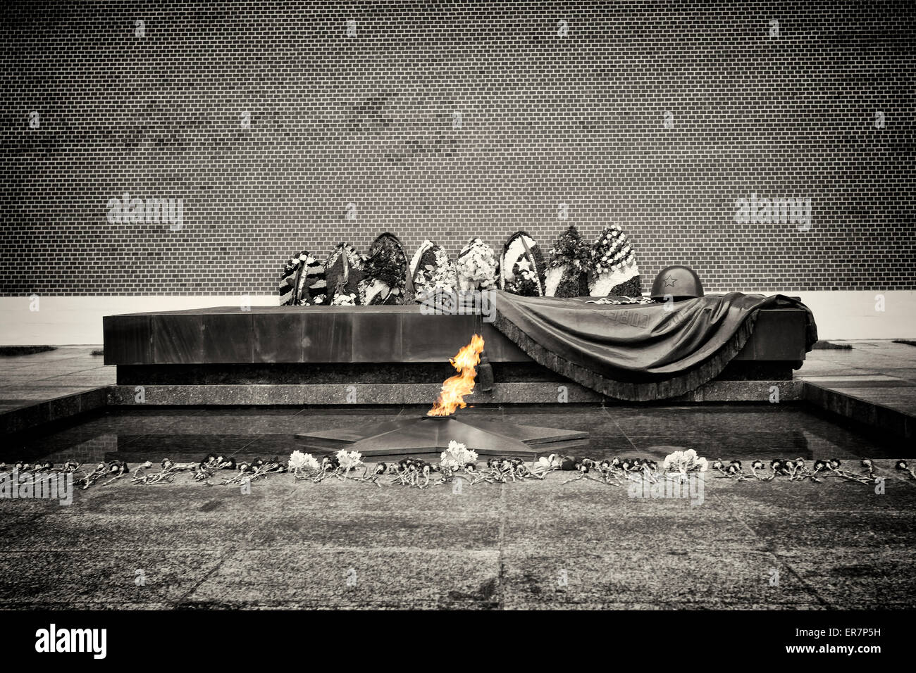 Tomb of the Unknown Soldier with eternal flame Stock Photo - Alamy