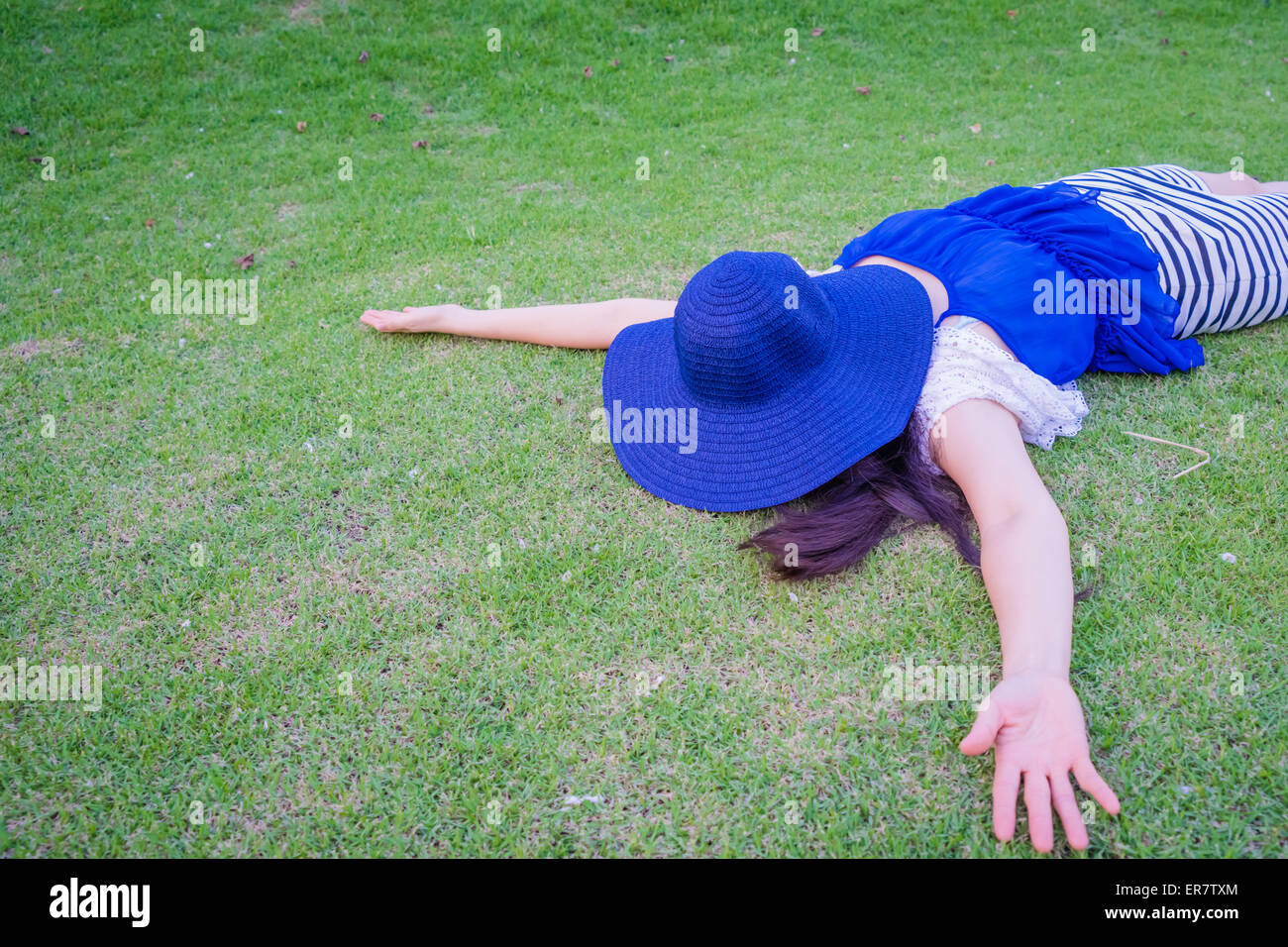 woman sleeping with hat over face her on lawn Stock Photo - Alamy