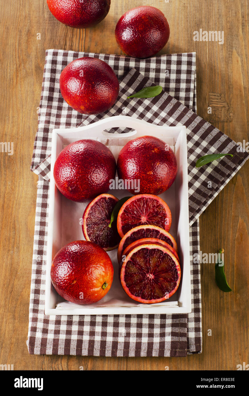 Fresh blood oranges in a white wooden box. Top view Stock Photo - Alamy