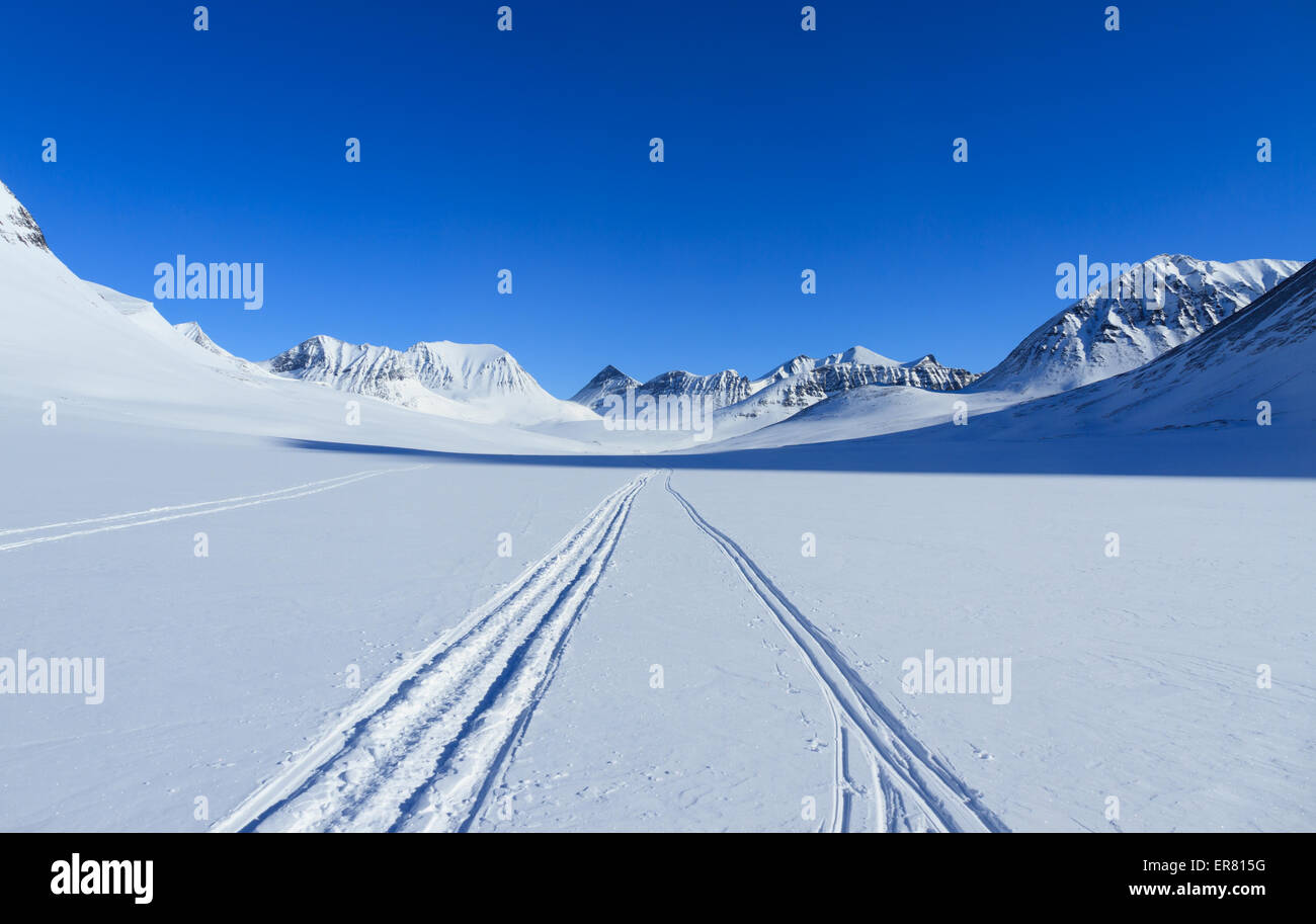 Crosscountry skiing tracks in the mountains of Lapland Stock Photo - Alamy