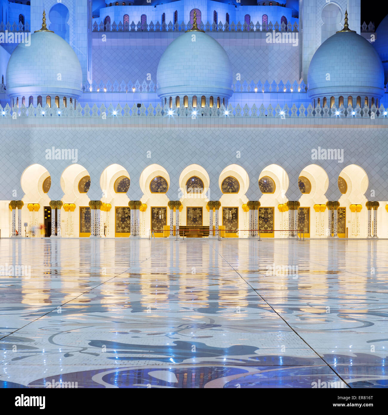 Night view sheikh zayed grand mosque in abu dhabi hi-res stock ...