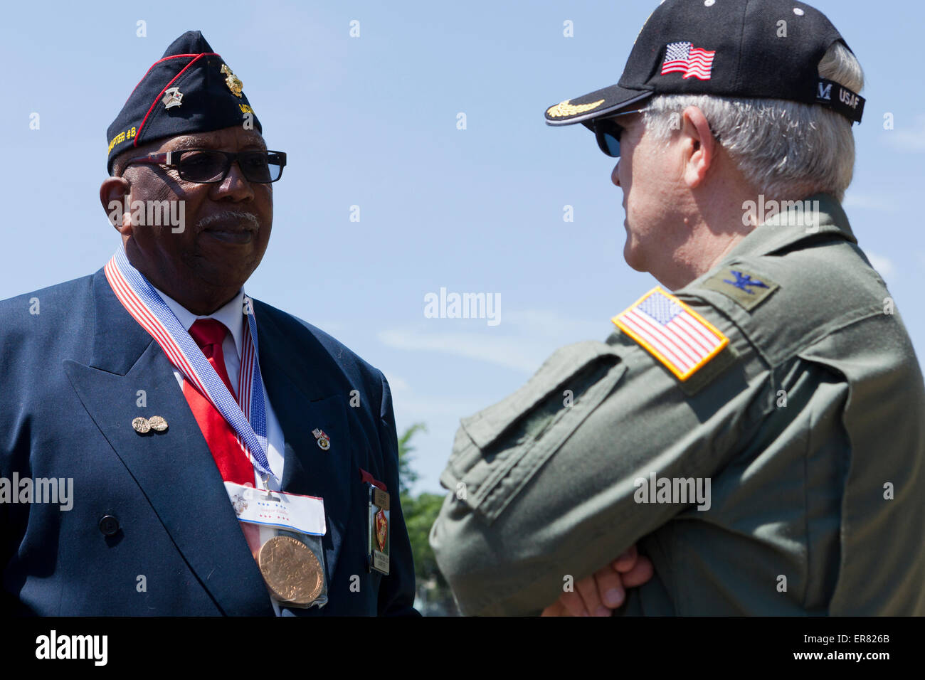 Veteran talking hi-res stock photography and images - Alamy