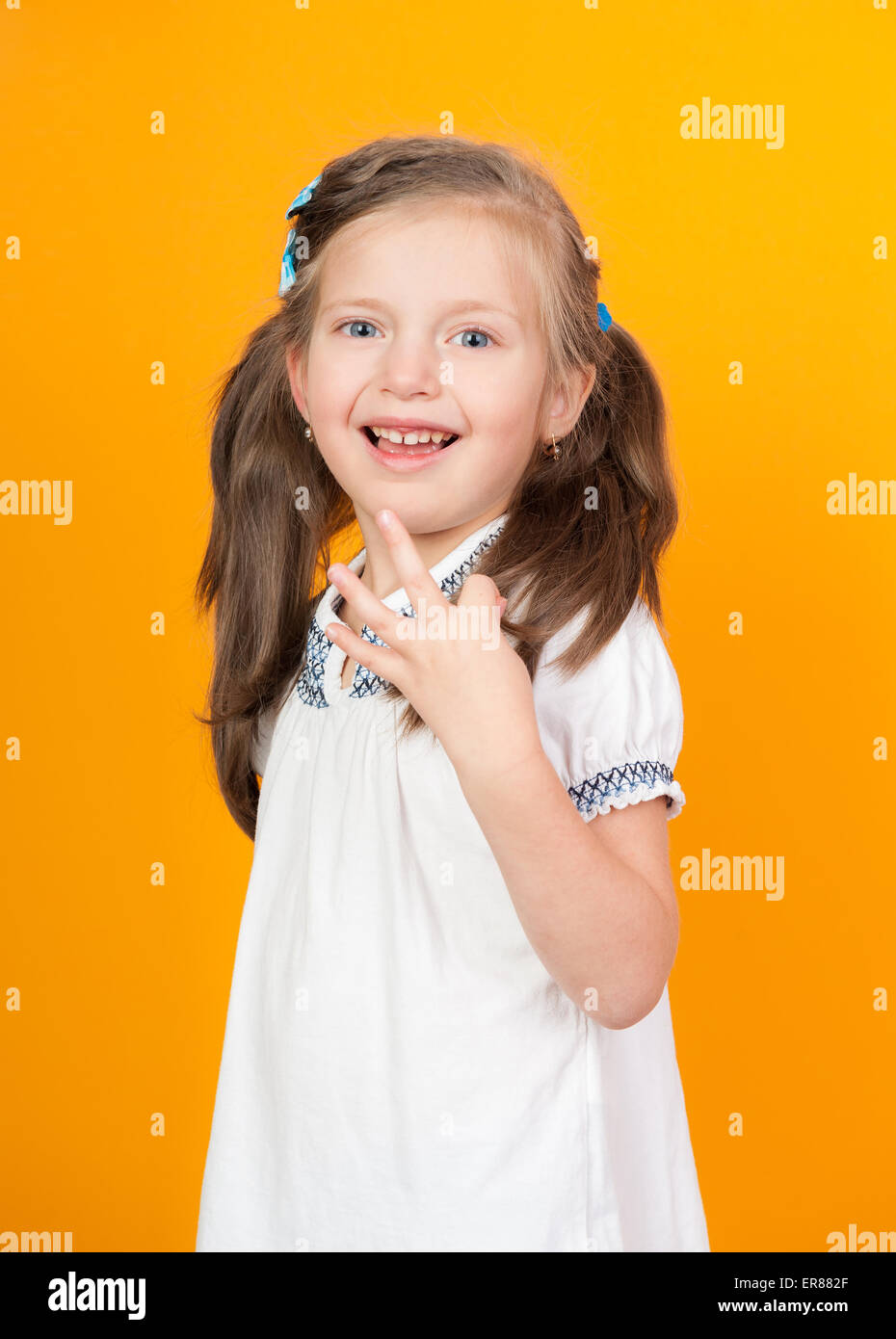 Girl yellow tshirt hi-res stock photography and images - Alamy