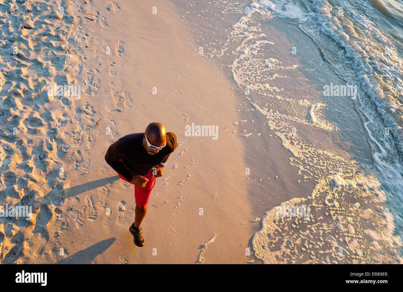 Man running on beach fitness hi-res stock photography and images - Alamy