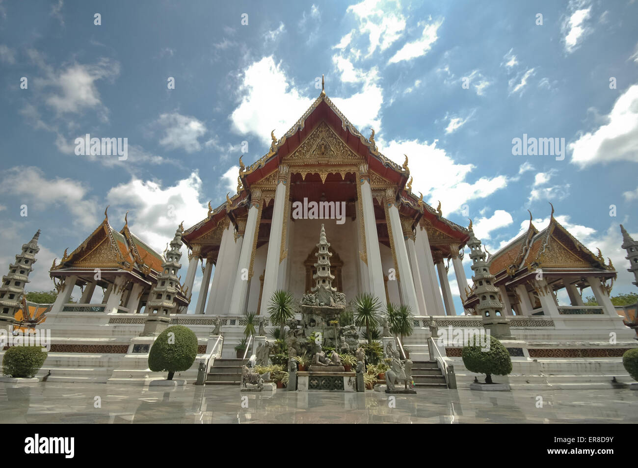 Thai majestic Benjamabopit temple and blue sky Stock Photo - Alamy