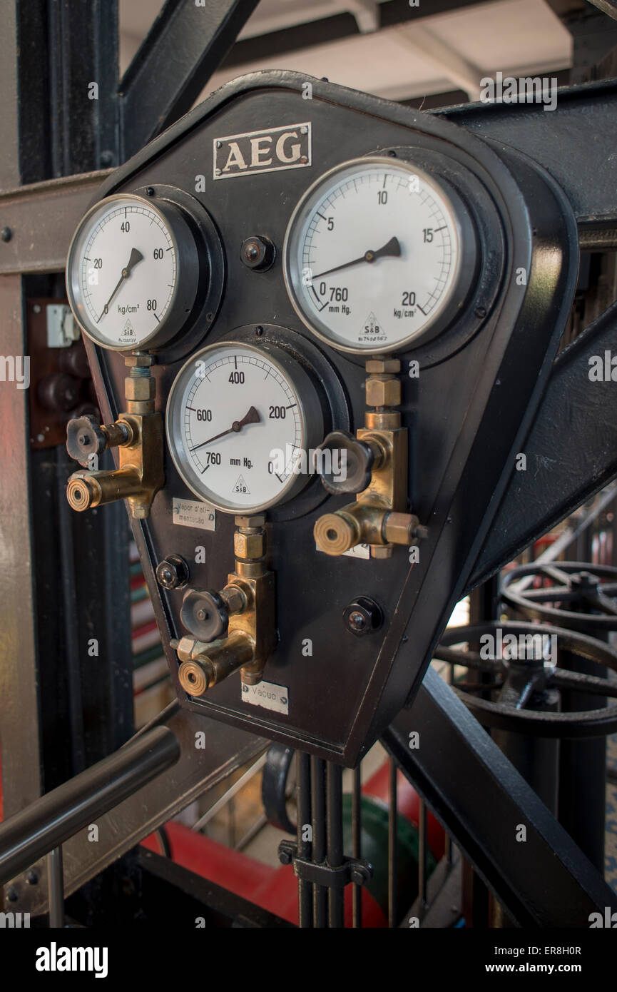 Instrument gauges hi-res stock photography and images - Alamy