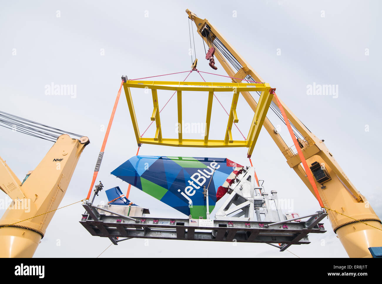 Hamburg, Germany. 29th May, 2015. A crane loads the rear wing of an ...
